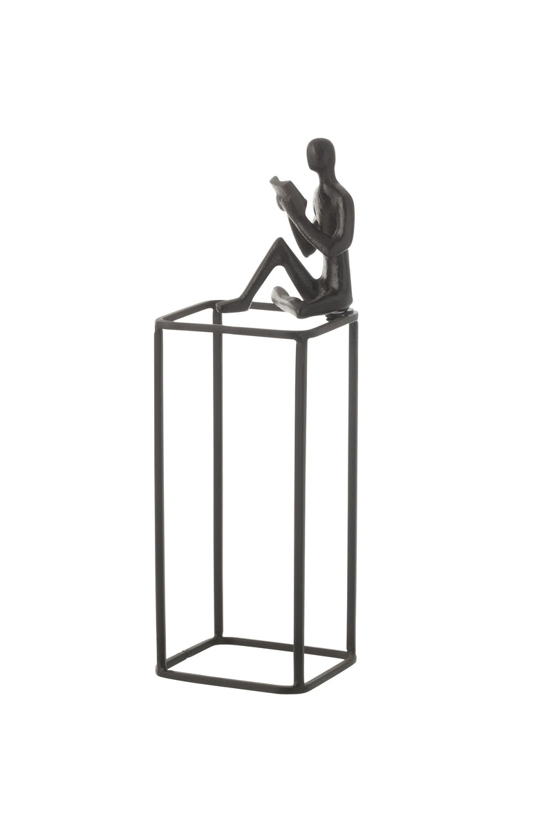 Scultura in alluminio brunito "Lettore su cubo"